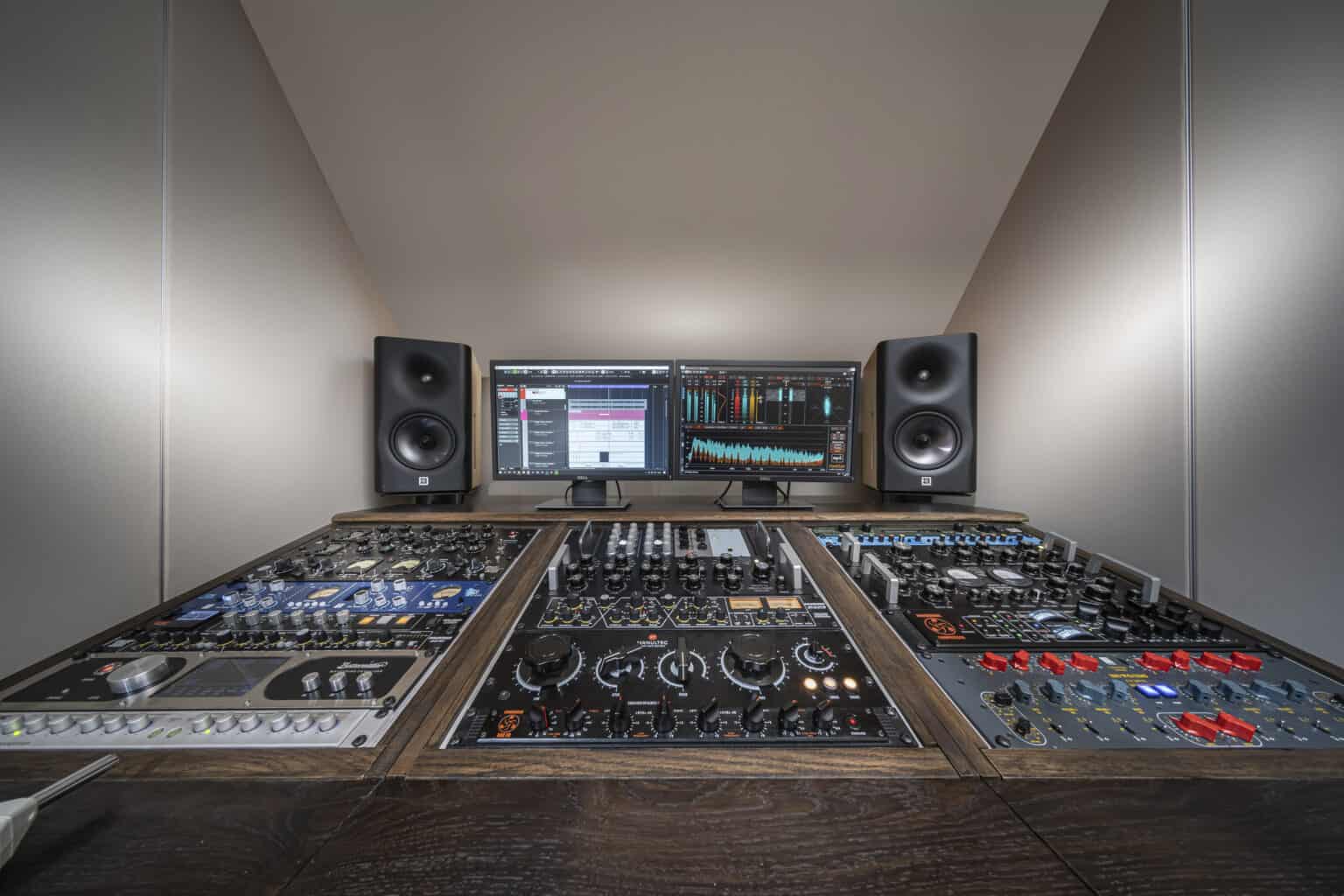 Маленька кімната. Чудова акустика! - B-Studio з найкращою акустикою